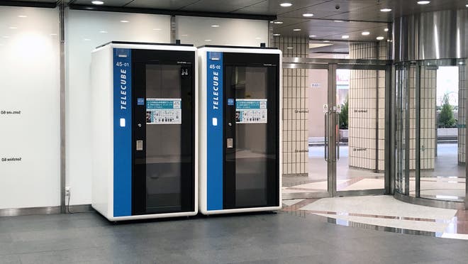 【テレキューブ】サンシャイン60ビルの個室型ワークブース(45-01)です。視線と音を遮る、プライベートな集中環境。の写真1