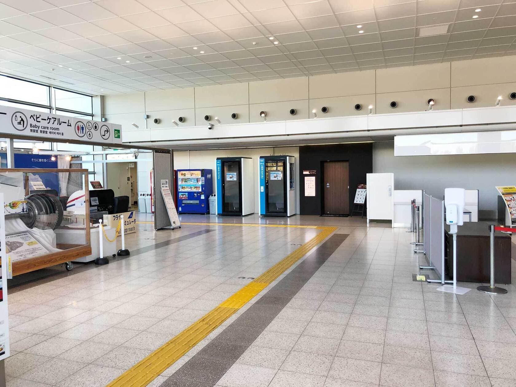 【テレキューブ】広島空港の個室型ワークブース（176-02）です。視線と音を遮る、プライベートな集中環境。の写真1