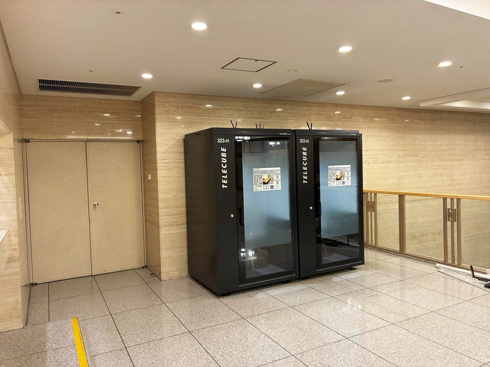 【テレキューブ】帝国ホテル タワー館の個室型ワークブース（323-01）です。視線と音を遮る、プライベートな集中環境。の写真1