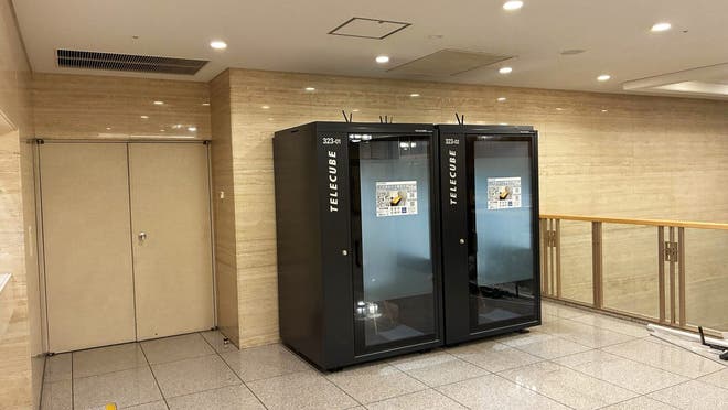【テレキューブ】帝国ホテル タワー館の個室型ワークブース(323-01)です。視線と音を遮る、プライベートな集中環境。の写真1