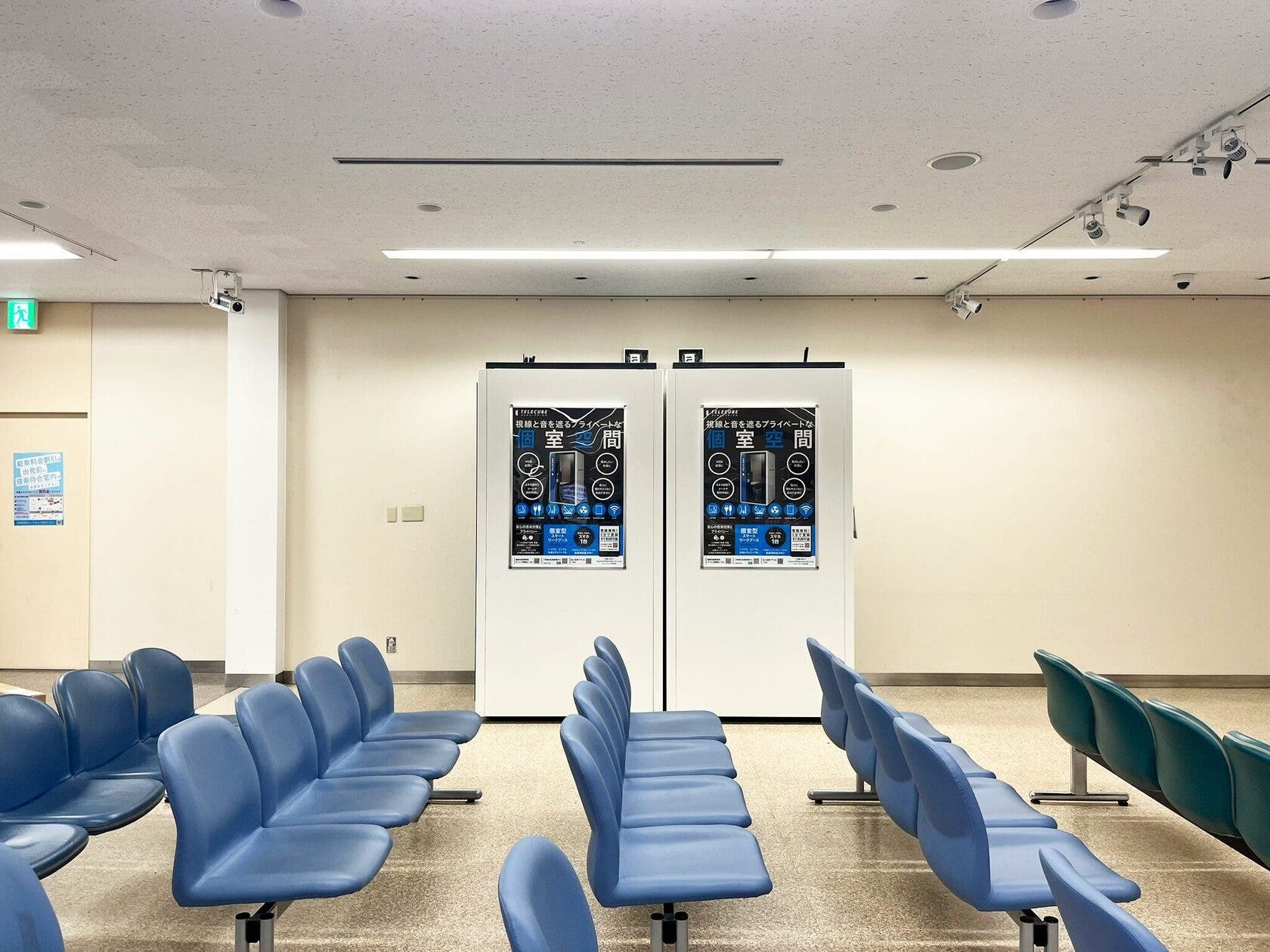 【テレキューブ】県営名古屋空港の個室型ワークブース（329-02）です。視線と音を遮る、プライベートな集中環境。の写真1