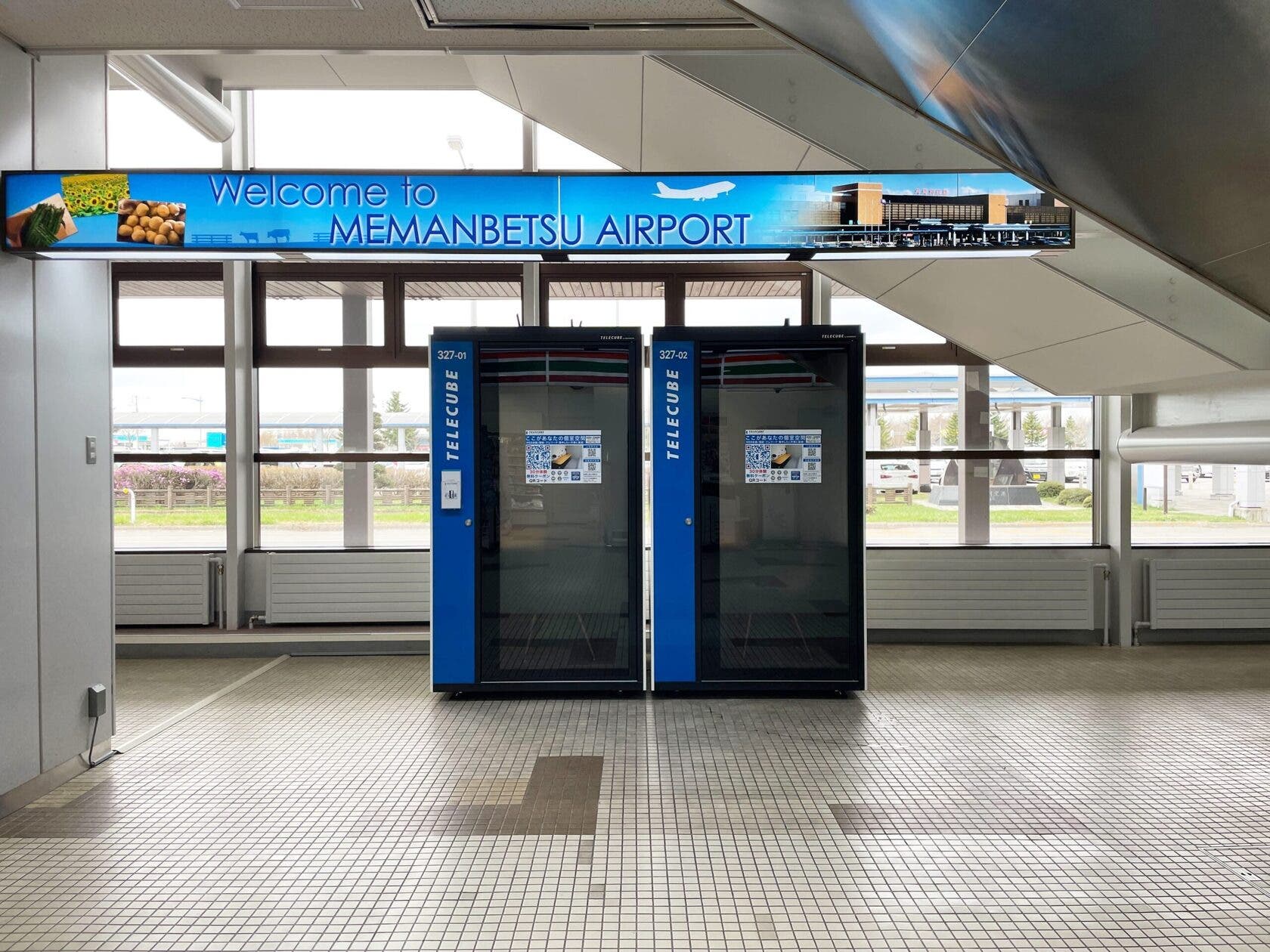 【テレキューブ】女満別空港の個室型ワークブース（327-01）です。視線と音を遮る、プライベートな集中環境。の写真1