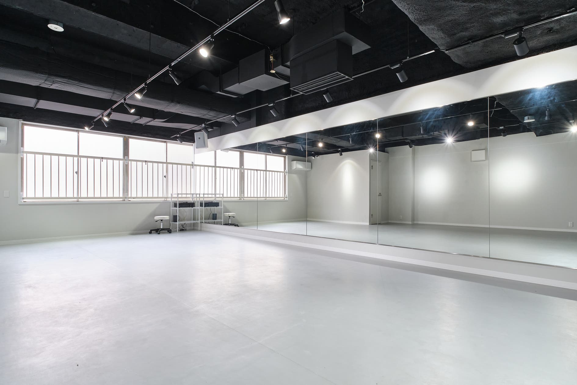 新さっぽろ駅スグの好立地なレンタルスタジオが2026年4月OPEN♪新しく綺麗でオシャレ&大きな鏡が魅力◎の写真2