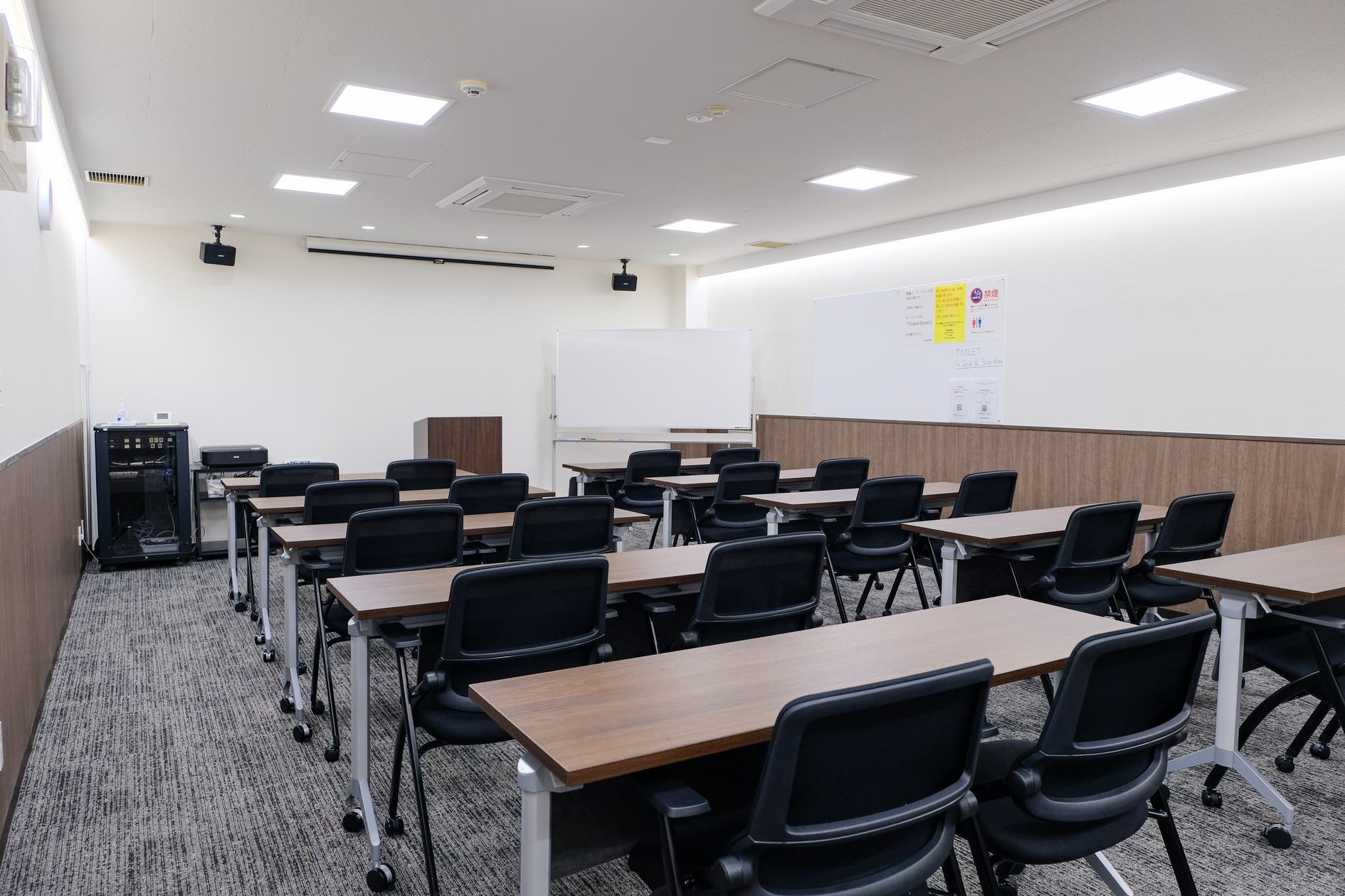 大阪・梅田5分以内！！高性能プロジェクター＆控室完備。会議からイベントまで、多目的なシーンに最適な「レンタルスペース＆大会議室」の写真1