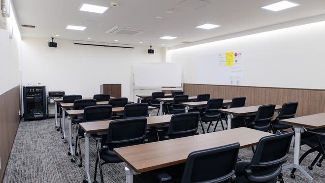 大阪・梅田5分以内!!高性能プロジェクター&控室完備。会議からイベントまで、多目的なシーンに最適な「レンタルスペース&大会議室」の写真1