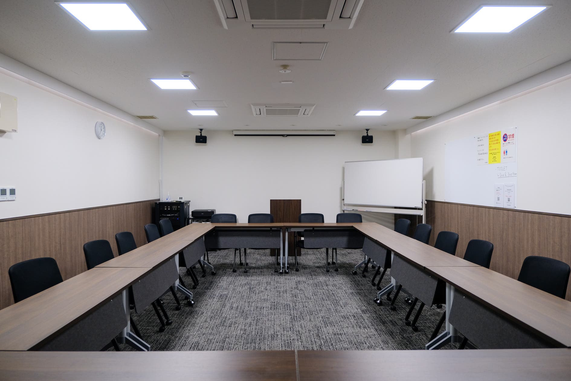 大阪・梅田5分以内！！高性能プロジェクター＆控室完備。会議からイベントまで、多目的なシーンに最適な「レンタルスペース＆大会議室」の写真2