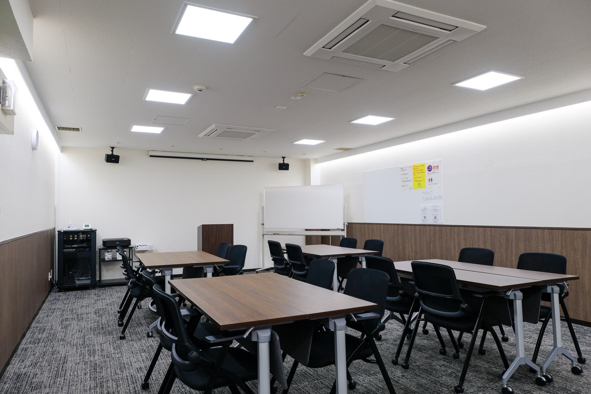 大阪・梅田5分以内！！高性能プロジェクター＆控室完備。会議からイベントまで、多目的なシーンに最適な「レンタルスペース＆大会議室」の写真3