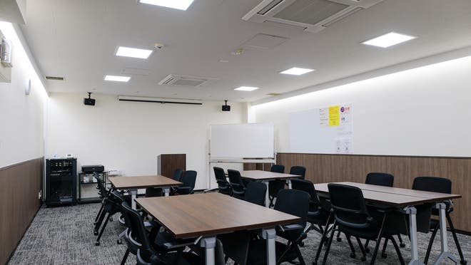 大阪・梅田5分以内!!高性能プロジェクター&控室完備。会議からイベントまで、多目的なシーンに最適な「レンタルスペース&大会議室」の写真3