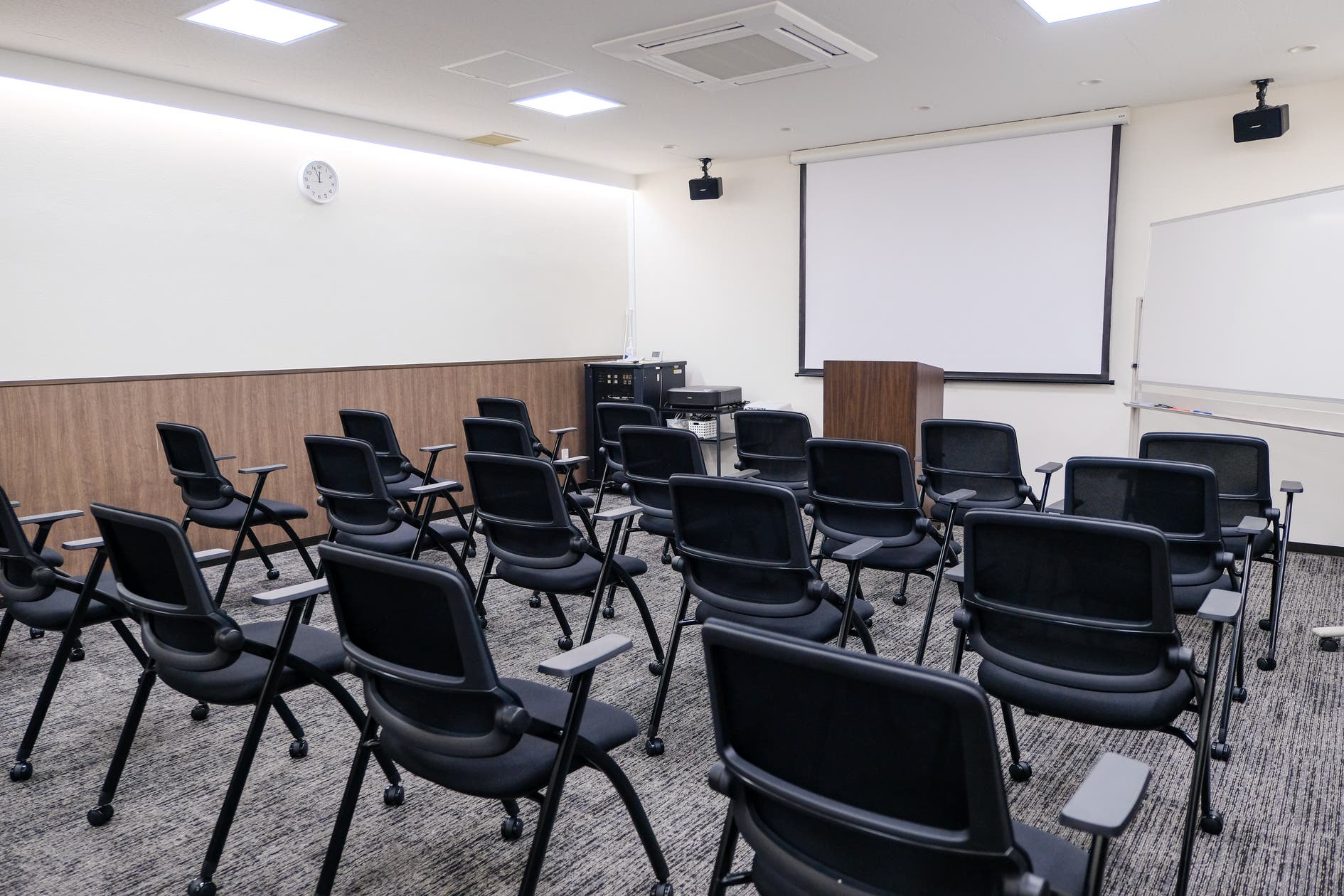 大阪・梅田5分以内！！高性能プロジェクター＆控室完備。会議からイベントまで、多目的なシーンに最適な「レンタルスペース＆大会議室」の写真4
