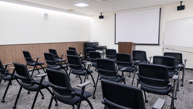 大阪・梅田5分以内!!高性能プロジェクター&控室完備。会議からイベントまで、多目的なシーンに最適な「レンタルスペース&大会議室」の写真4