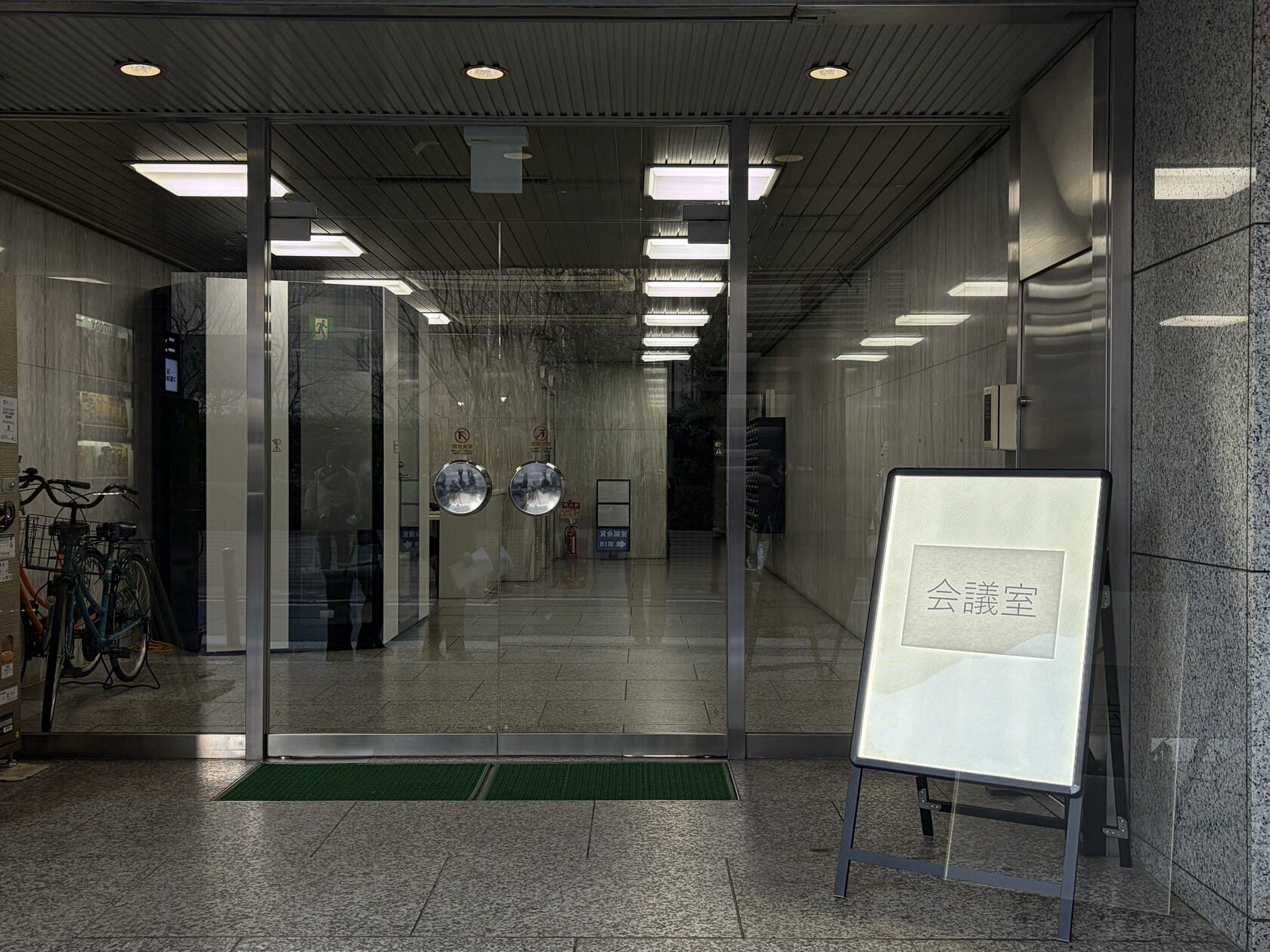 大阪・梅田5分以内！！高性能プロジェクター＆控室完備。会議からイベントまで、多目的なシーンに最適な「レンタルスペース＆大会議室」の写真10