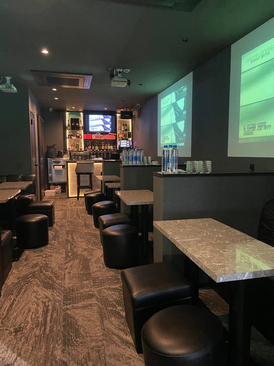 新松戸駅から徒歩2分の貸切カラオケBAR（最新DAM、プロジェクター4台完備）の写真1