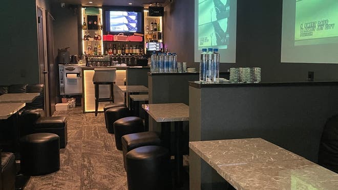 新松戸駅から徒歩2分の貸切カラオケBAR(最新DAM、プロジェクター4台完備)の写真1