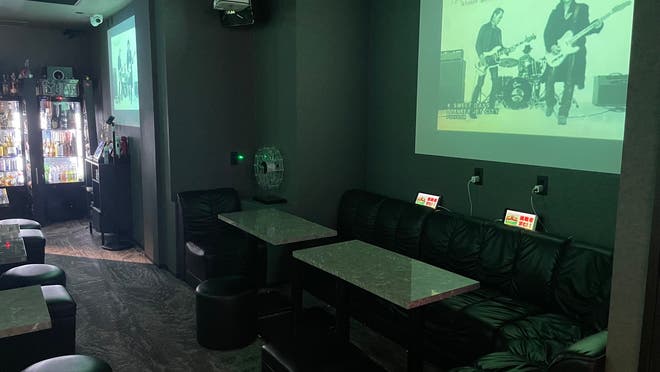 新松戸駅から徒歩2分の貸切カラオケBAR(最新DAM、プロジェクター4台完備)の写真2
