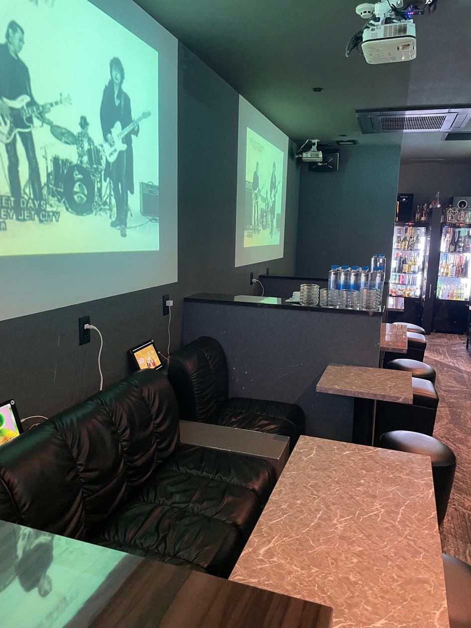 新松戸駅から徒歩2分の貸切カラオケBAR（最新DAM、プロジェクター4台完備）の写真3