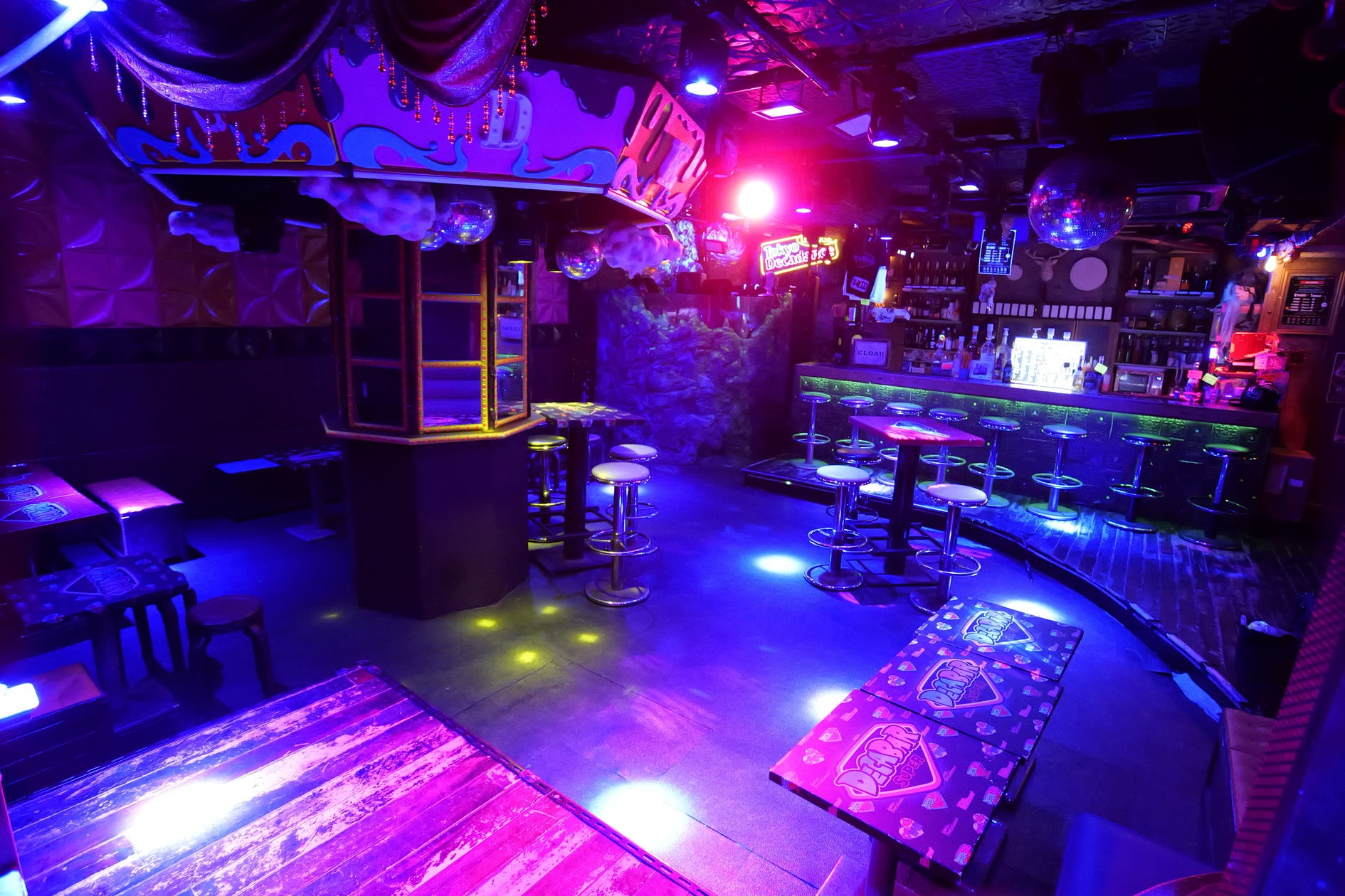 キュートでエキセントリックなDJ BAR「DECABAR超」の写真1