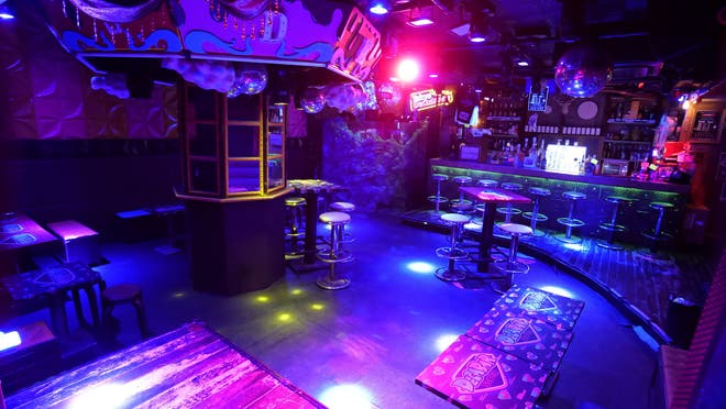 キュートでエキセントリックなDJ BAR「DECABAR超」の写真1