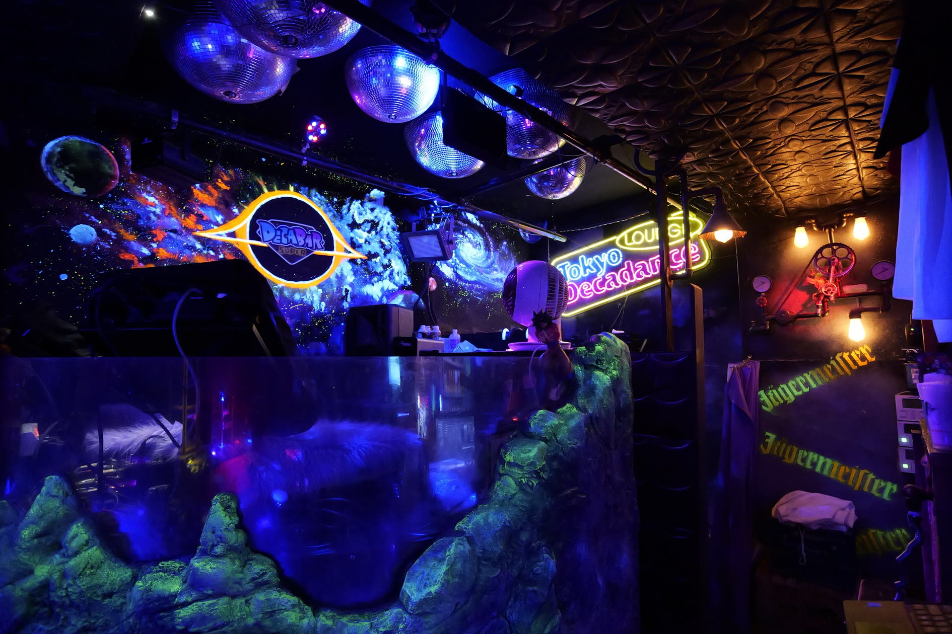 キュートでエキセントリックなDJ BAR「DECABAR超」の写真2