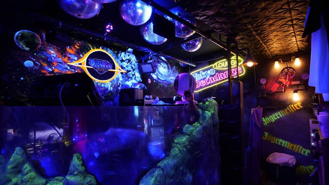 キュートでエキセントリックなDJ BAR「DECABAR超」の写真2