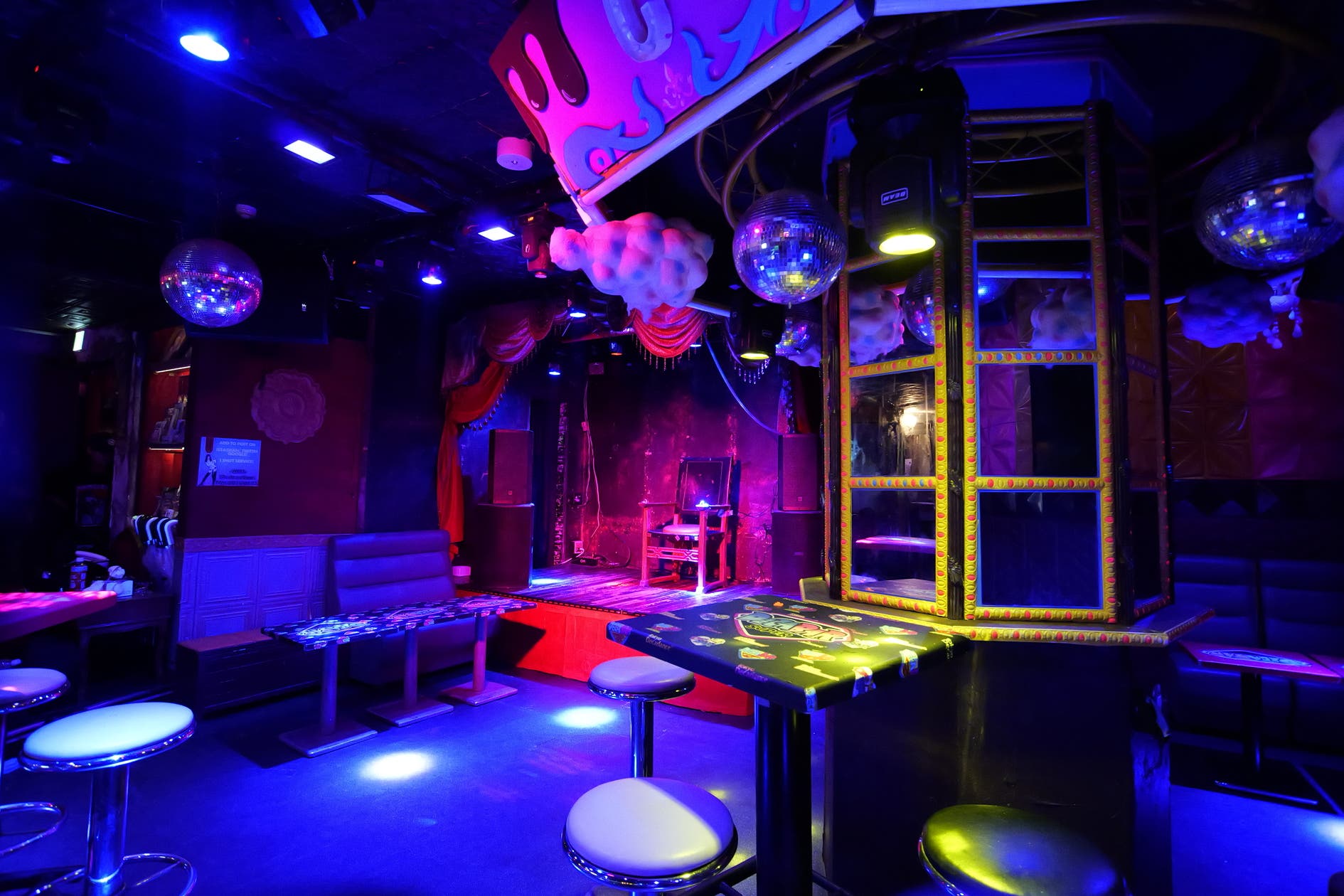 キュートでエキセントリックなDJ BAR「DECABAR超」の写真3