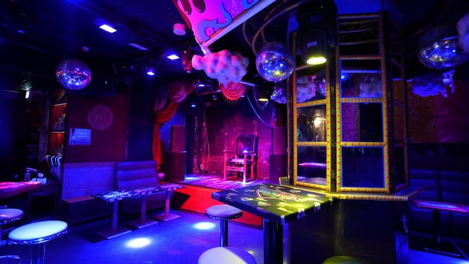 キュートでエキセントリックなDJ BAR「DECABAR超」の写真3