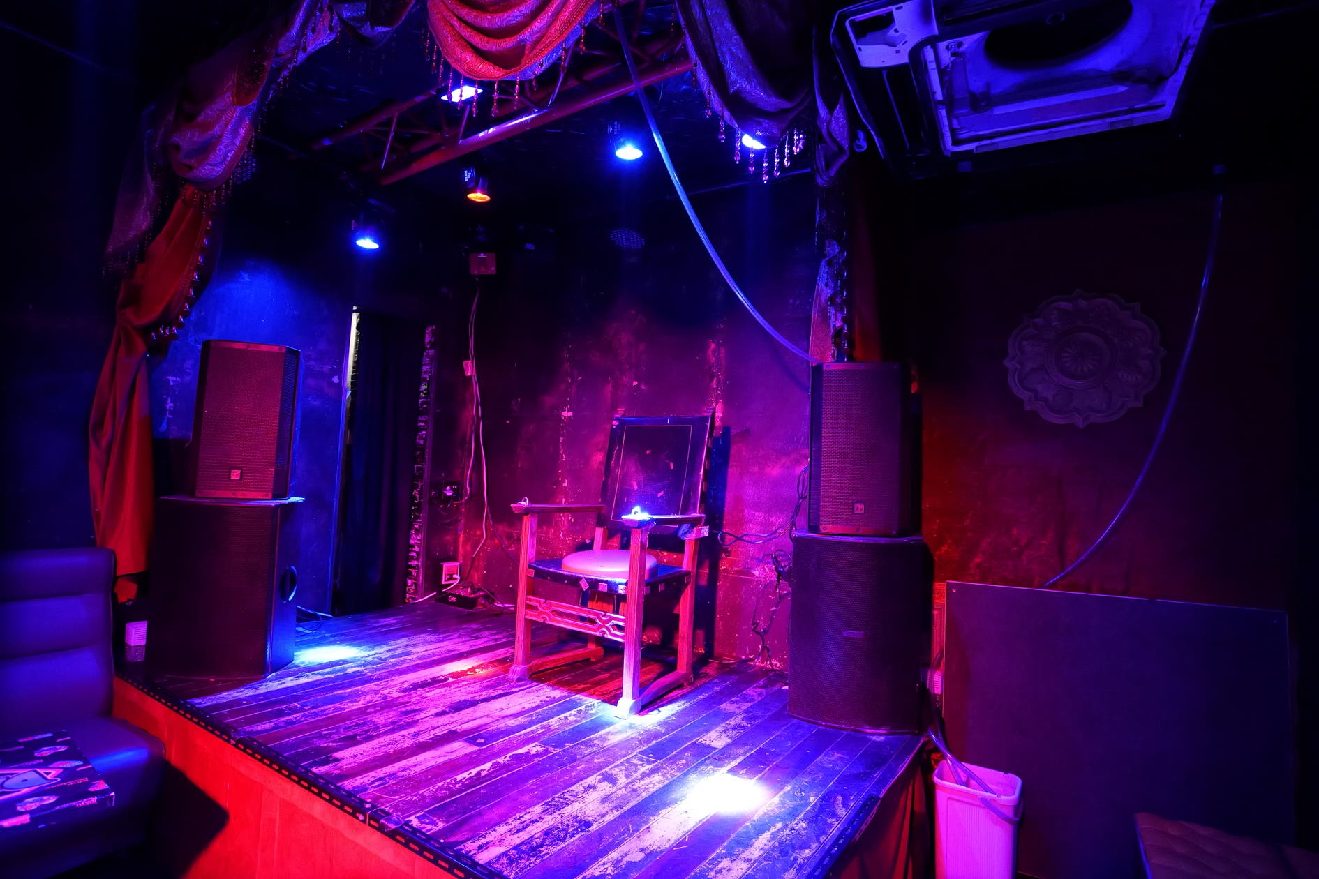 キュートでエキセントリックなDJ BAR「DECABAR超」の写真4