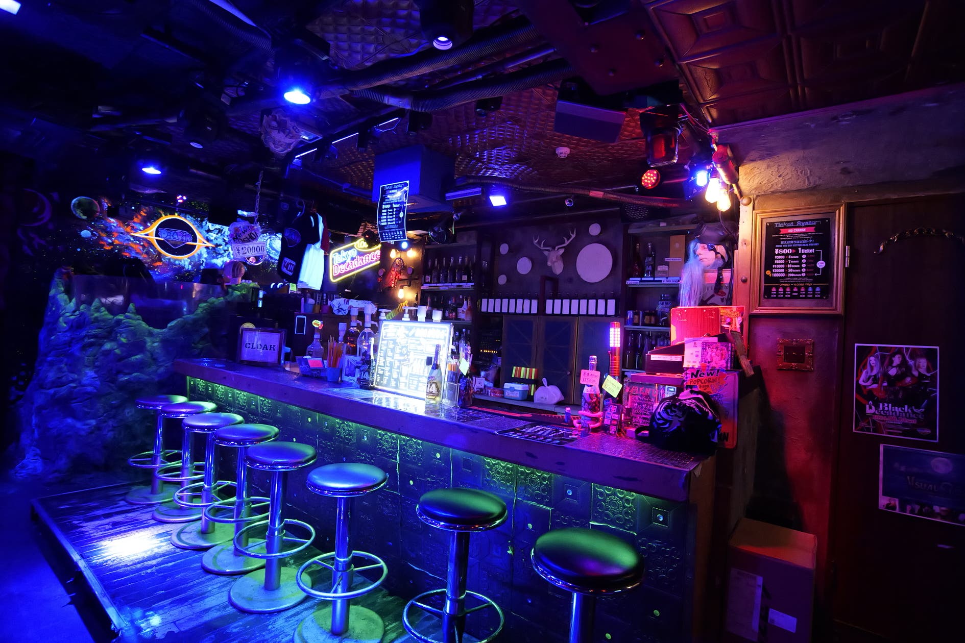 キュートでエキセントリックなDJ BAR「DECABAR超」の写真5