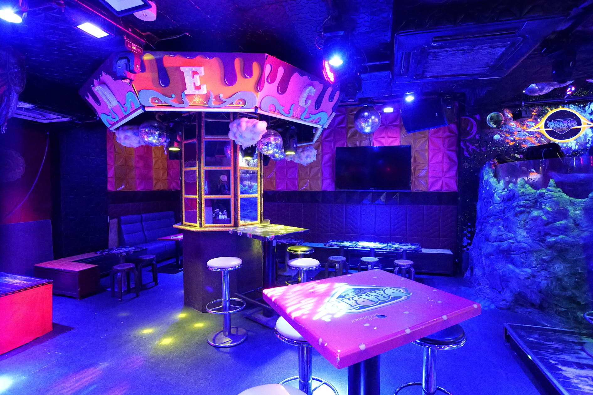 キュートでエキセントリックなDJ BAR「DECABAR超」の写真8