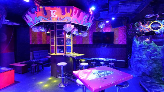 キュートでエキセントリックなDJ BAR「DECABAR超」の写真8
