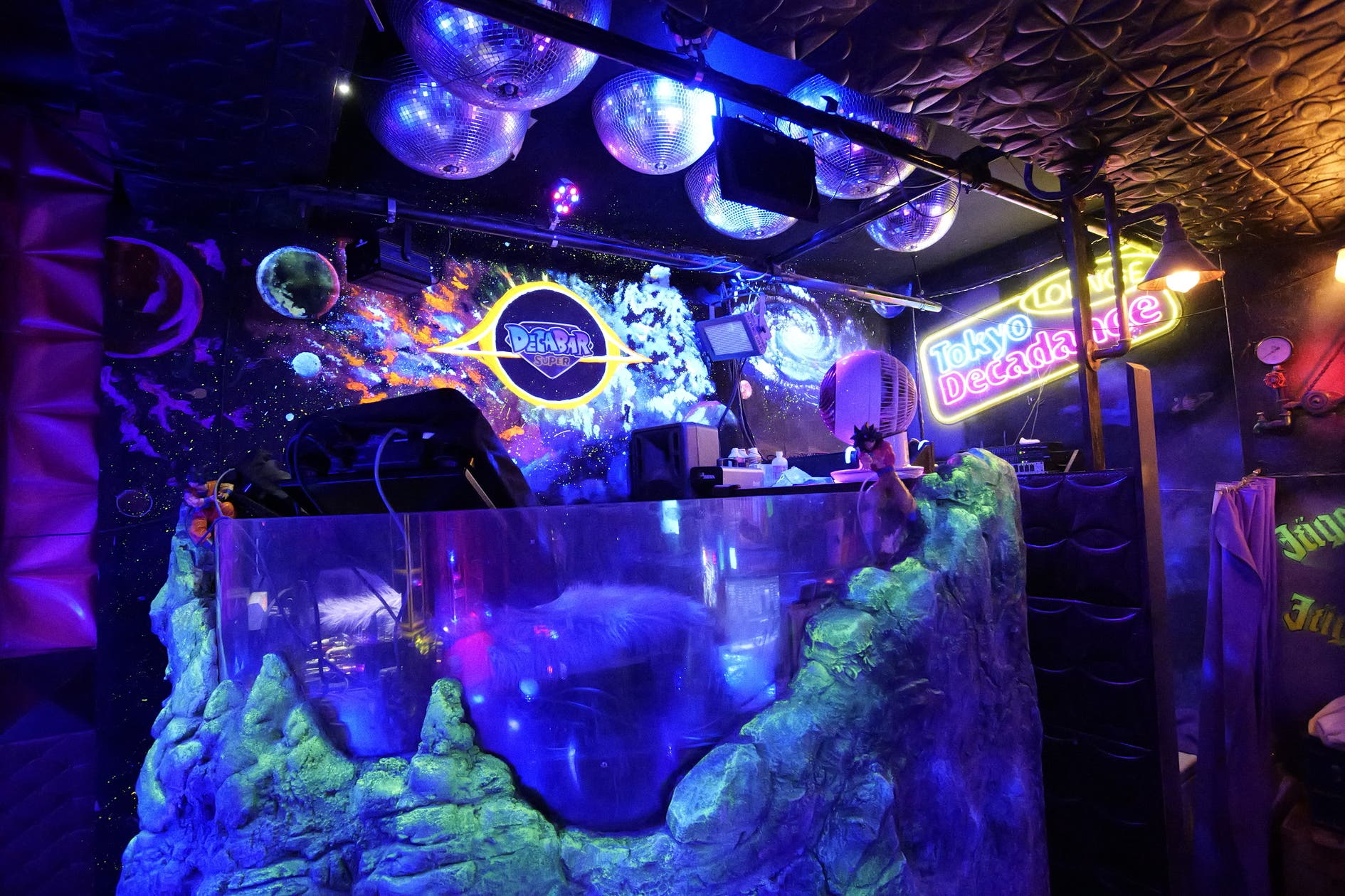キュートでエキセントリックなDJ BAR「DECABAR超」の写真9
