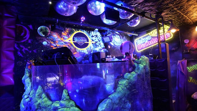 キュートでエキセントリックなDJ BAR「DECABAR超」の写真9