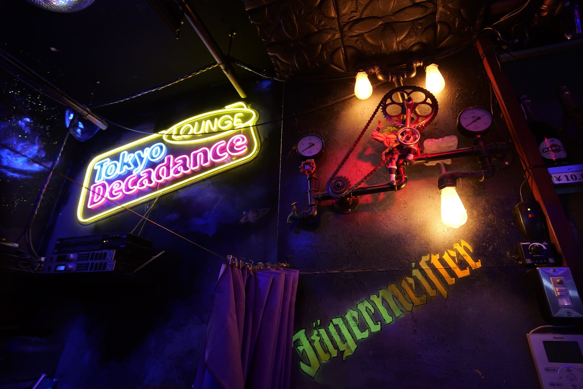 キュートでエキセントリックなDJ BAR「DECABAR超」の写真10
