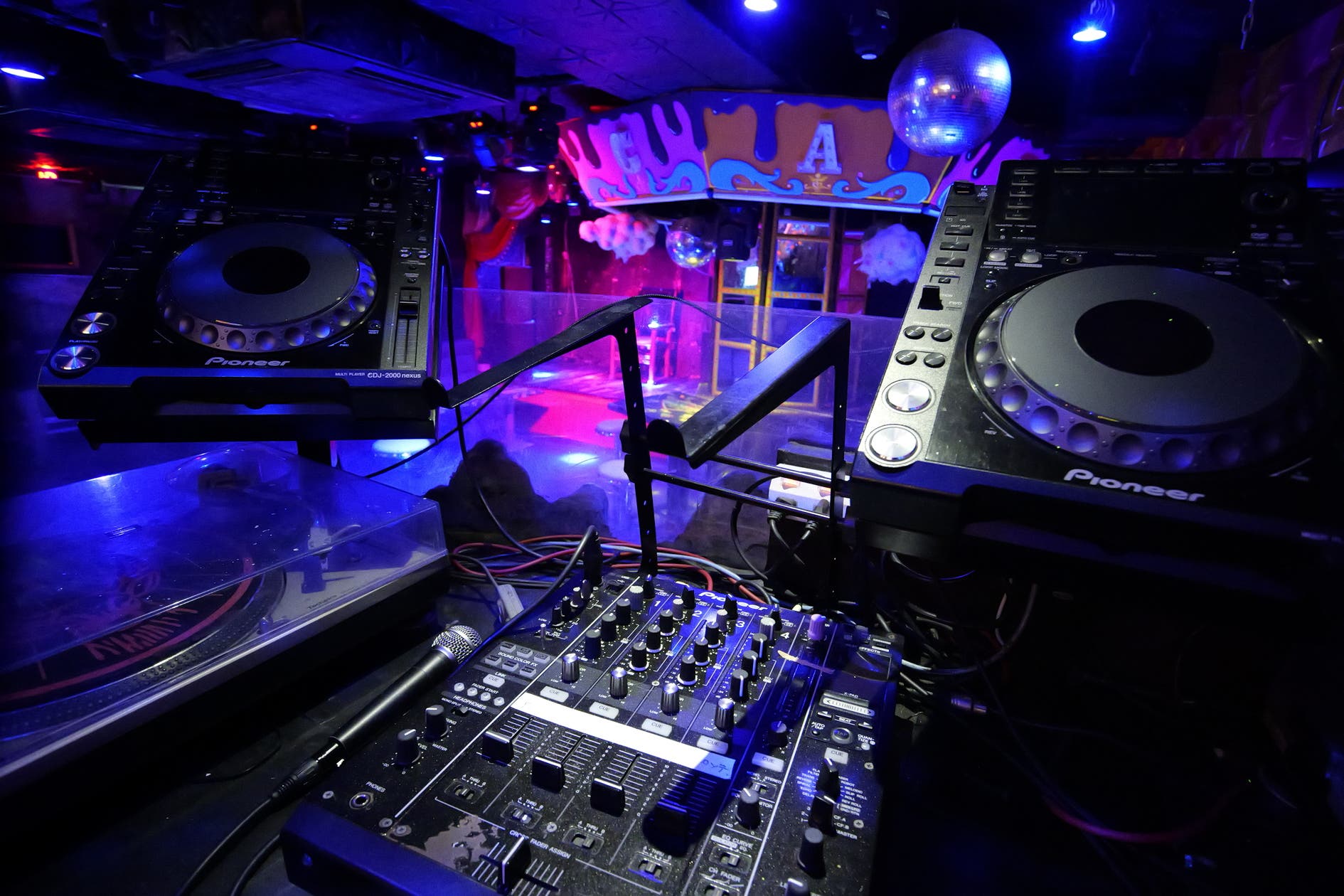 キュートでエキセントリックなDJ BAR「DECABAR超」の写真11