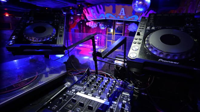 キュートでエキセントリックなDJ BAR「DECABAR超」の写真11