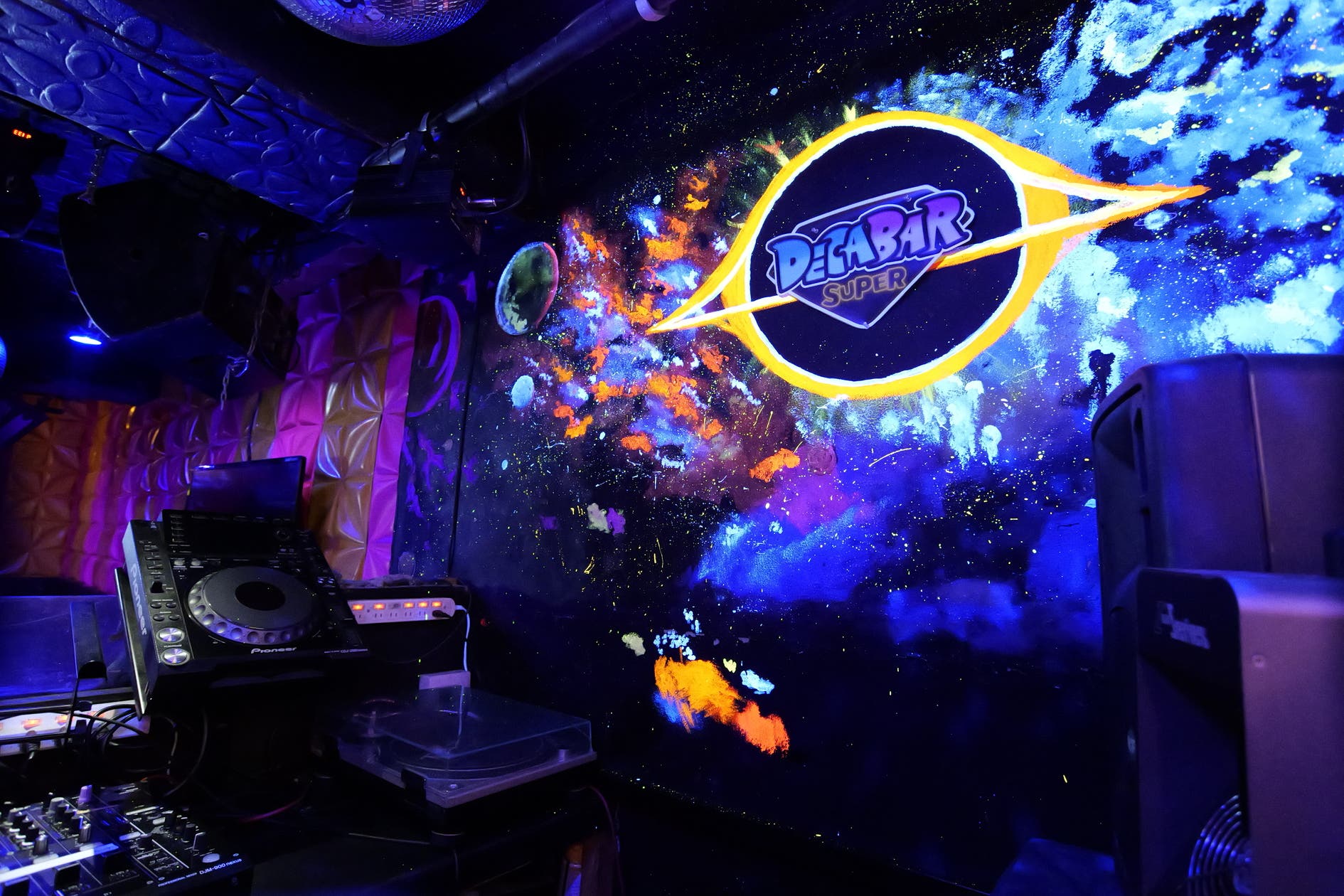 キュートでエキセントリックなDJ BAR「DECABAR超」の写真12
