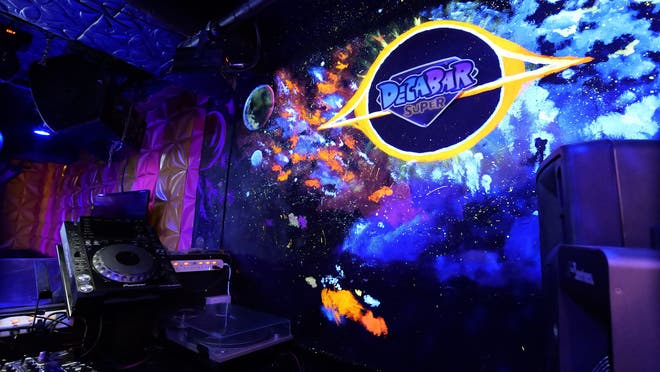 キュートでエキセントリックなDJ BAR「DECABAR超」の写真12