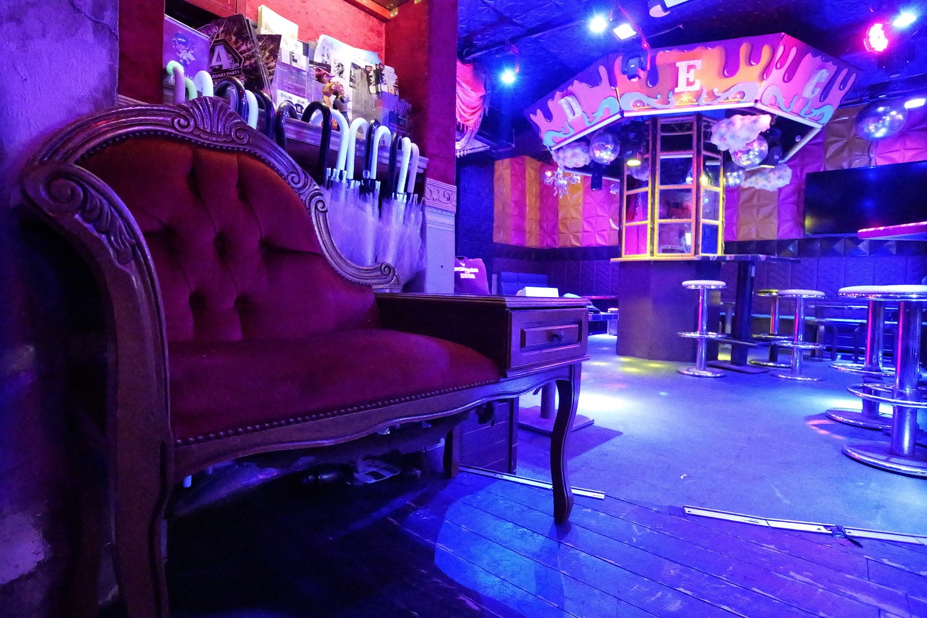キュートでエキセントリックなDJ BAR「DECABAR超」の写真13