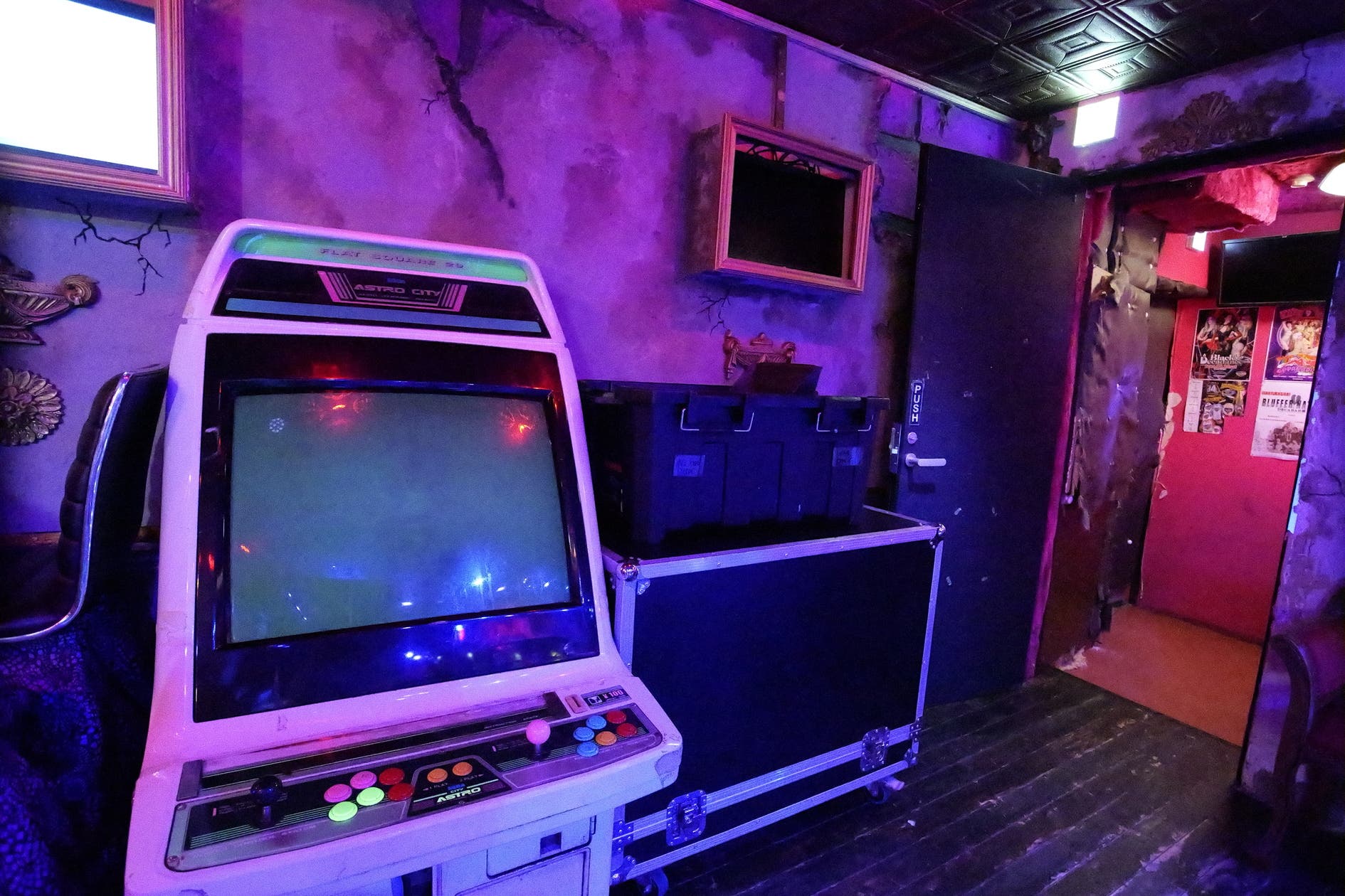 キュートでエキセントリックなDJ BAR「DECABAR超」の写真14