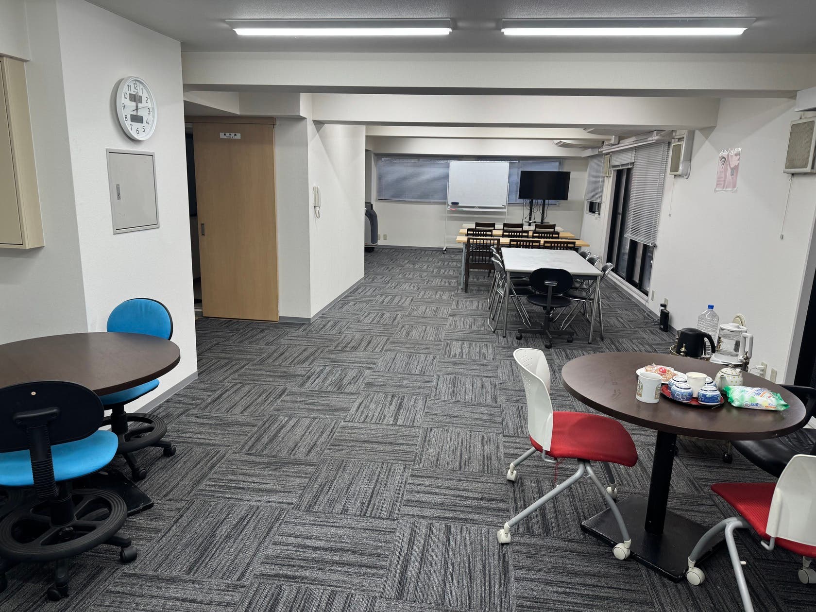 【大井町駅徒歩3分】完全個室広々８０㎡ 貸会議室特★4ｋ４３インチディスプレイ・WIFI・ホワイトボード無料完備★の写真3