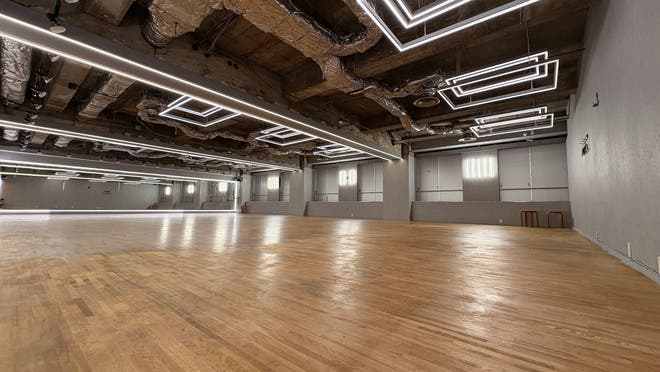【BUZZ 名古屋本店】1stの写真1