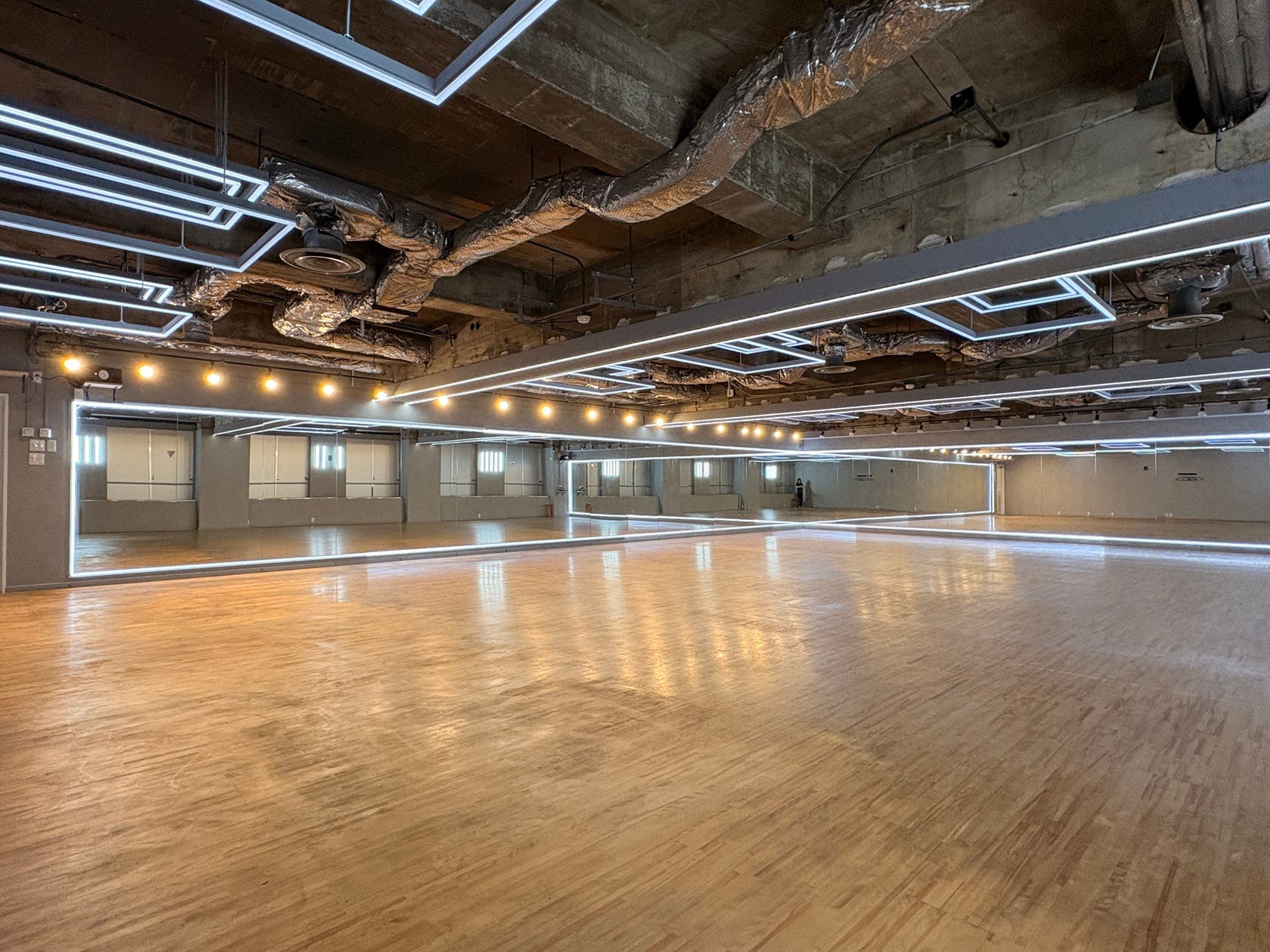 【BUZZ 名古屋本店】1stの写真4