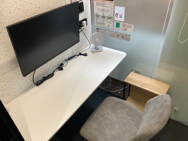 3階　10番　防音個室1名　（広め）ワークブース｜WEB会議・オンライン面接・商談利用・テレワーク・配信OKイヤホン不要の写真2
