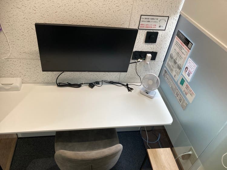 3階　10番　防音個室1名　（広め）ワークブース｜WEB会議・オンライン面接・商談利用・テレワーク・配信OKイヤホン不要の写真3