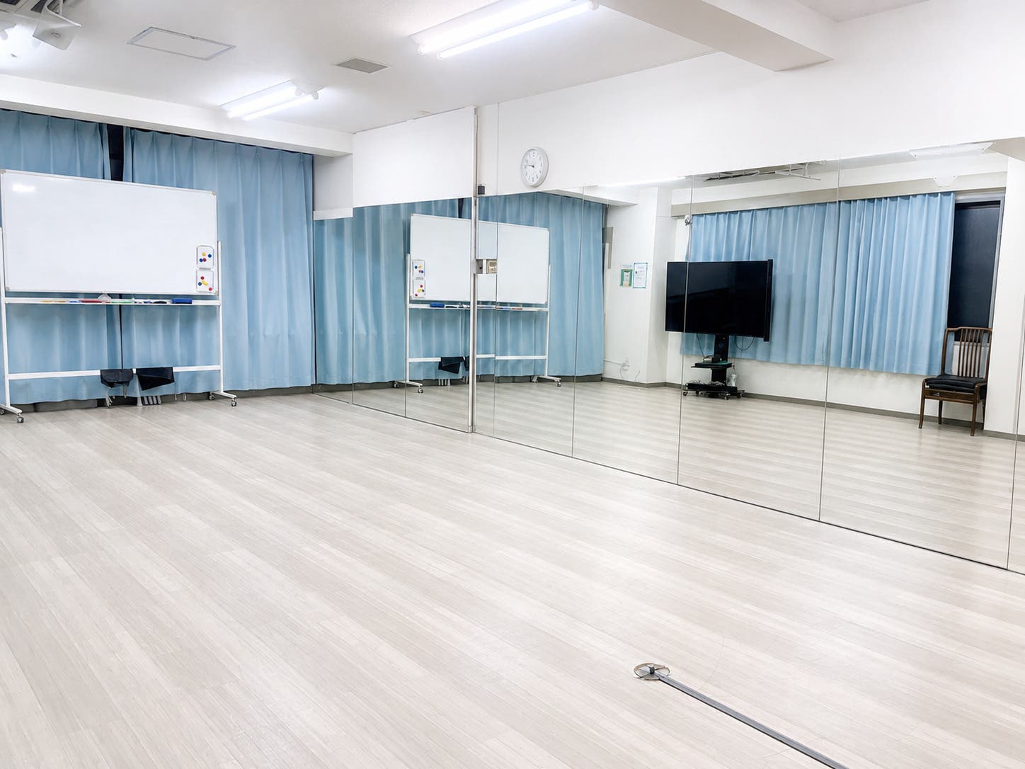 駅近【鏡幅6.84m,40㎡】(EV・65型モニタ・Wボード・机・撮影機材有）講習、教室、練習に最適なスタジオ(9人ダンス可)の写真1