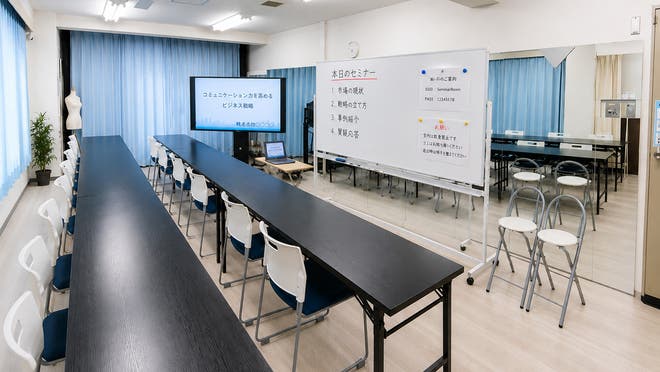 駅近【鏡幅6.84m,40㎡】(EV・65型モニタ・Wボード・机・撮影機材有)講習、教室、練習に最適なスタジオ(9人ダンス可)の写真2