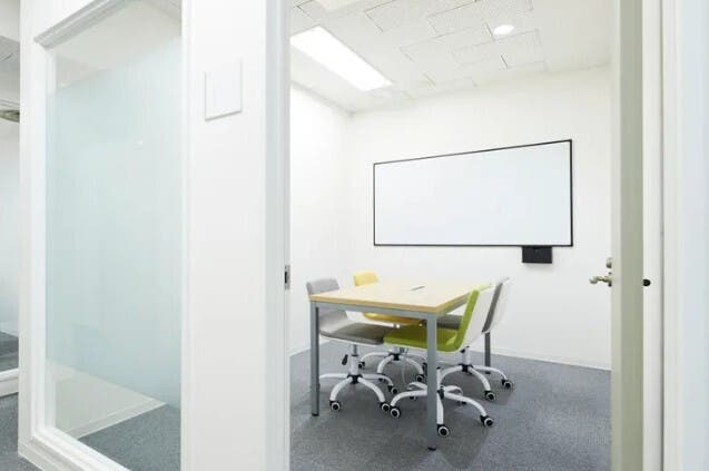 大阪梅田駅から徒歩9分、フリードリンク、Wi-Fi環境完備、備品貸出有。社内の会議はもちろん、お客様を招いての商談などに！の写真1