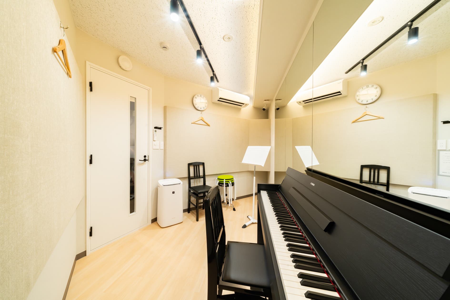 NEW【飯田橋4分】清潔で快適✨神楽坂🌿壁一面鏡張り、24時間、ピアノ、WIFI、最適な音響。楽器・歌の練習、レッスン、撮影の写真2