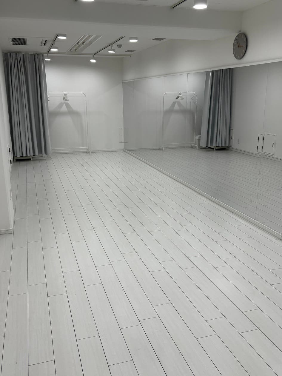 【オープン記念価格】新規オープン　堺筋本町駅徒歩5分　24H　ヨガ・ダンスに最適　最大10名　白基調のオシャレな空間　地下1階　の写真1