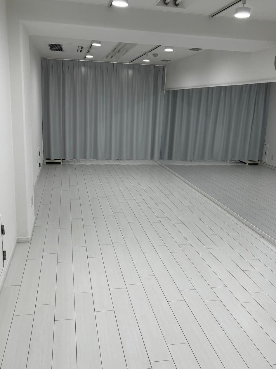 【オープン記念価格】新規オープン　堺筋本町駅徒歩5分　24H　ヨガ・ダンスに最適　最大10名　白基調のオシャレな空間　地下1階　の写真2