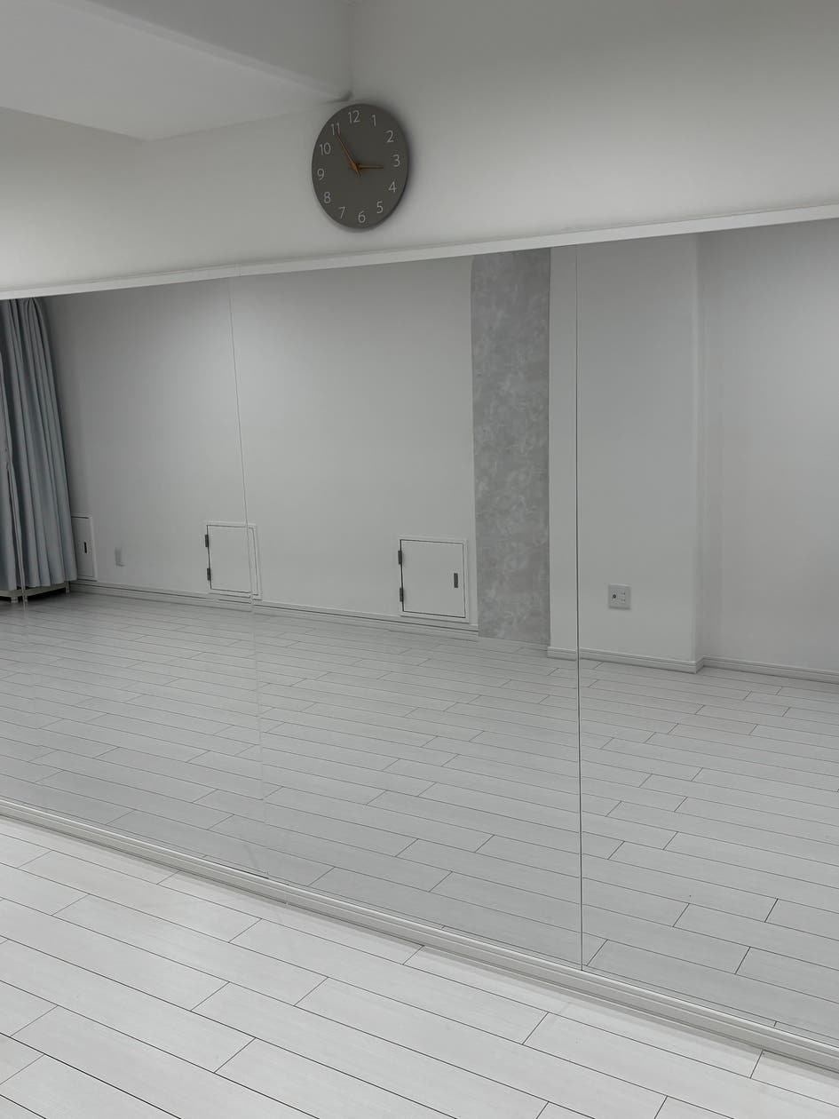 【オープン記念価格】新規オープン　堺筋本町駅徒歩5分　24H　ヨガ・ダンスに最適　最大10名　白基調のオシャレな空間　地下1階　の写真3